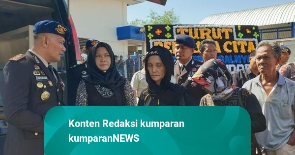 Wajah Sendu Ibu Briptu Hedar saat Sambut Kedatangan Jenazah Anaknya | kumparan.com